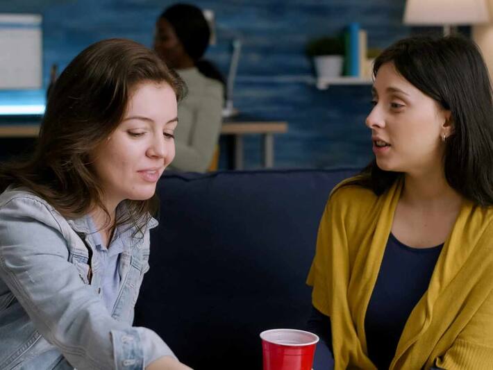 5 Health Benefits Of Talking To Strangers | TheHealthSite.com