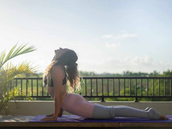 7 Important Yoga Asanas You Must Do First Thing In The Morning | TheHealthSite.com