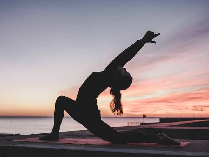 6 Best Yoga Asanas To Practise Under The Moon Every Night ...