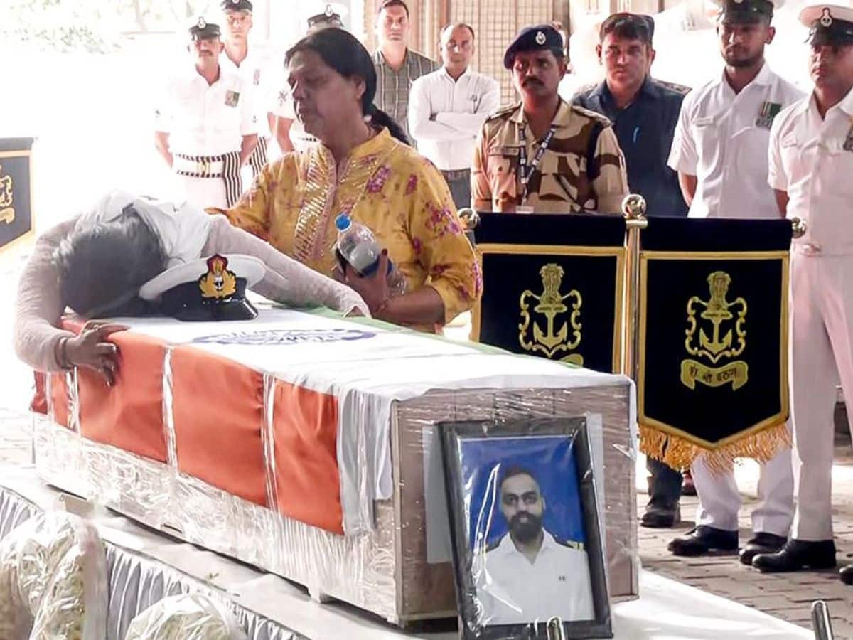 Pahalgam Terror Attack: Newlywed Vinay Narwal Shot Dead, Heartbroken ...