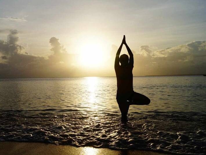 5 Simple Morning Yoga Asanas To Reduce Negativity And Boost Positivity ...