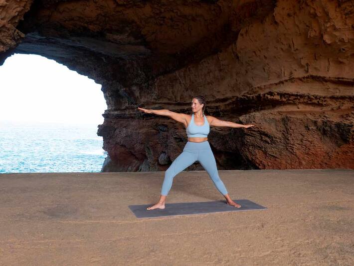 5 Easy Beachside Yoga Poses To Practise On Your Next Holiday ...