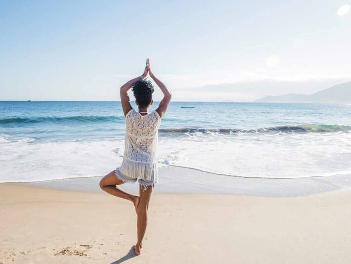 5 Easy Beachside Yoga Poses To Practise On Your Next Holiday ...